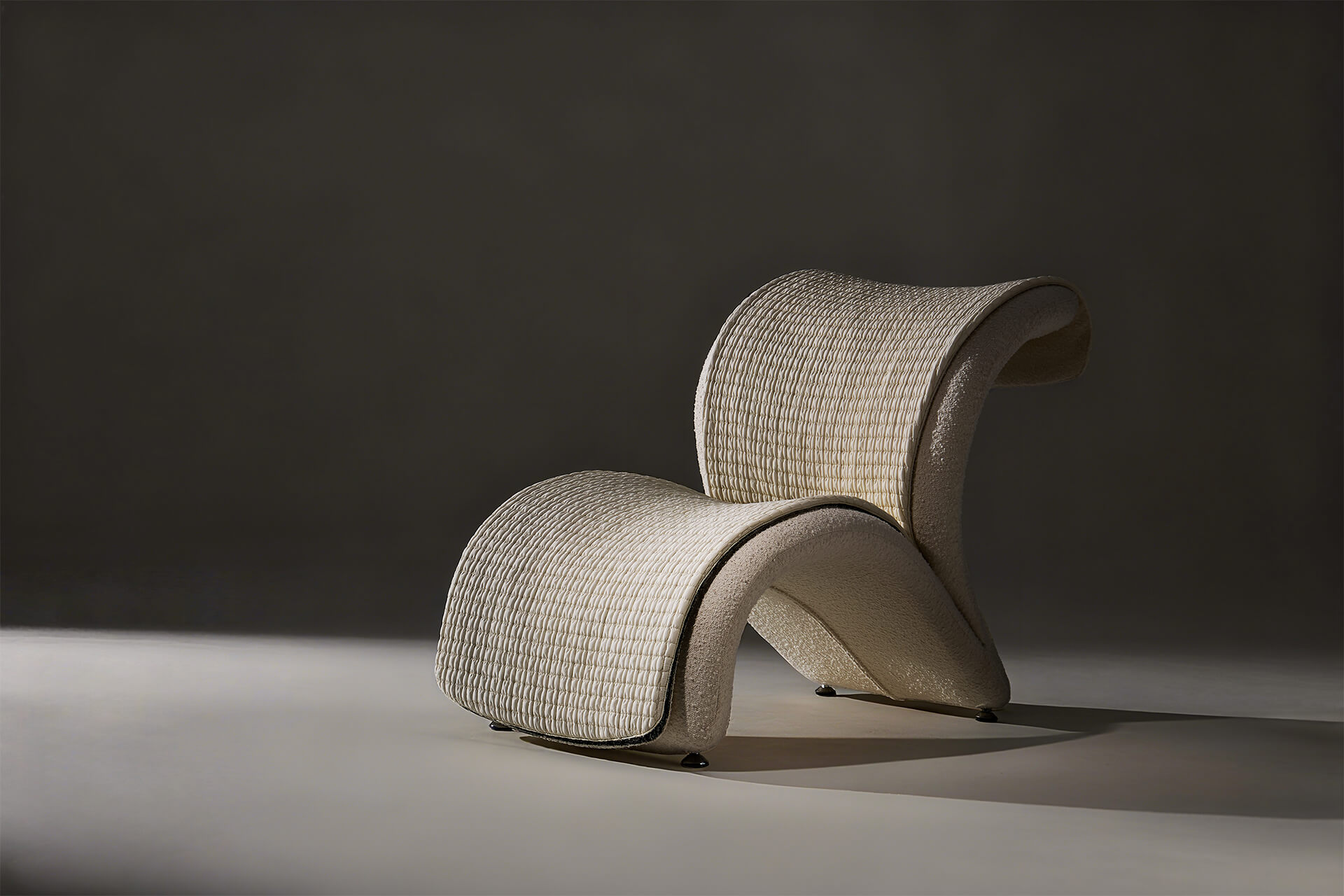 Chapter Chair Flip Cushion Adjustable Curved Chair | gradodesign